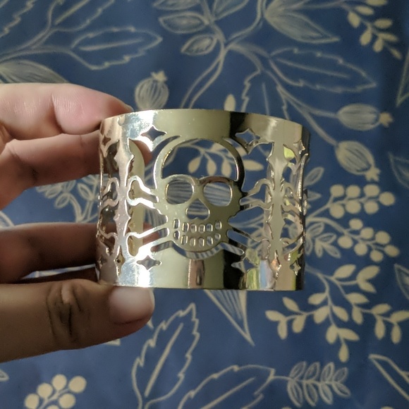 Hot Topic | Jewelry | Nwot Gold Bendable Skull Halloween Cuff Bracelet ...